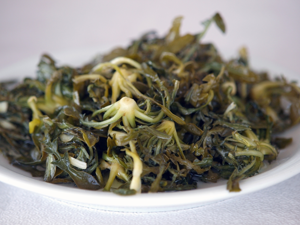 Σταμναγκάθι στην κόψη του χειμερίου κύματος με καβούρια της θάλασσας ...