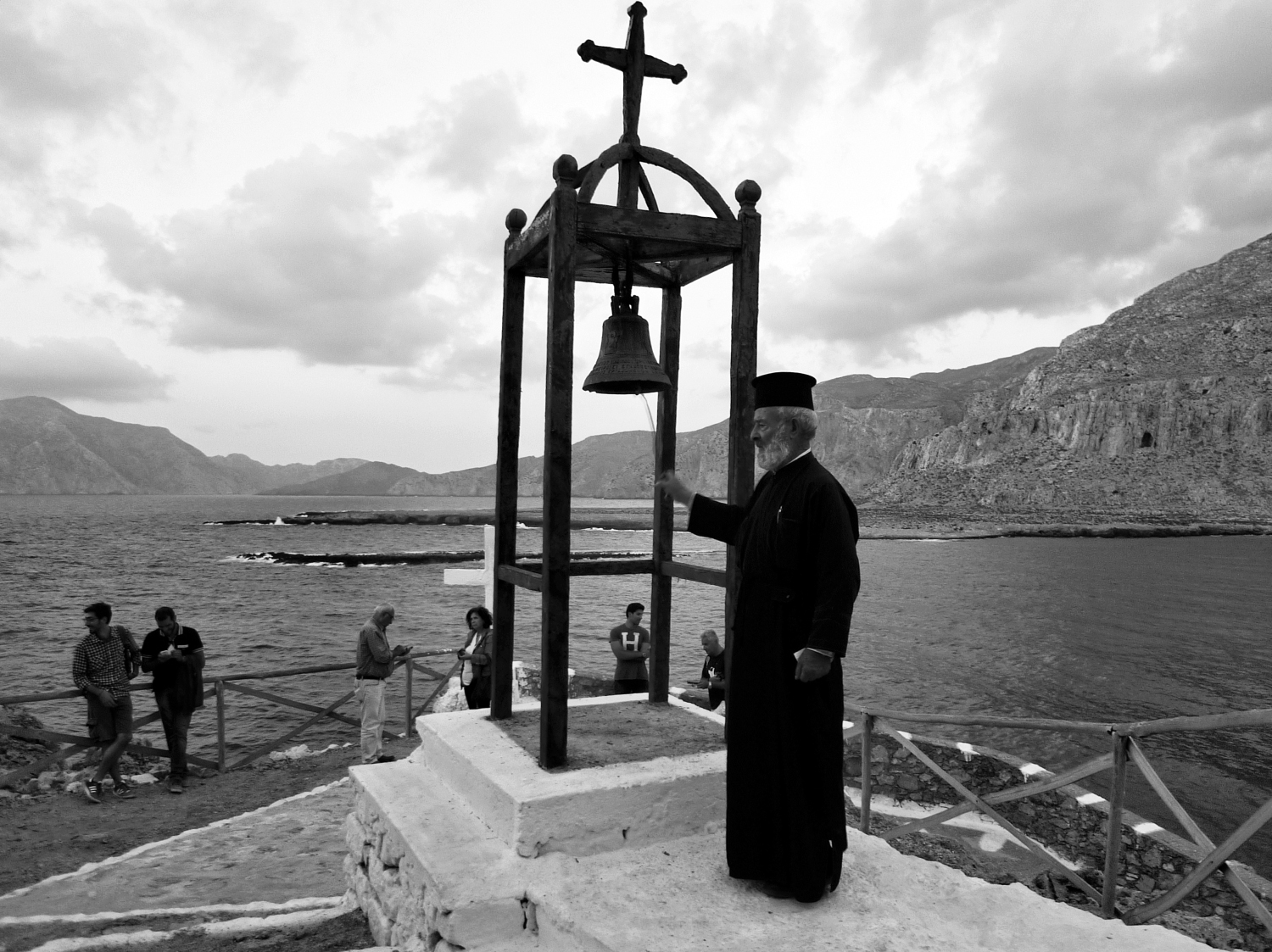 Το πνεύμα των μεγαλοδύναμων μικρών τόπων: Ο παπα-Γιάννης της Ολύμπου ...