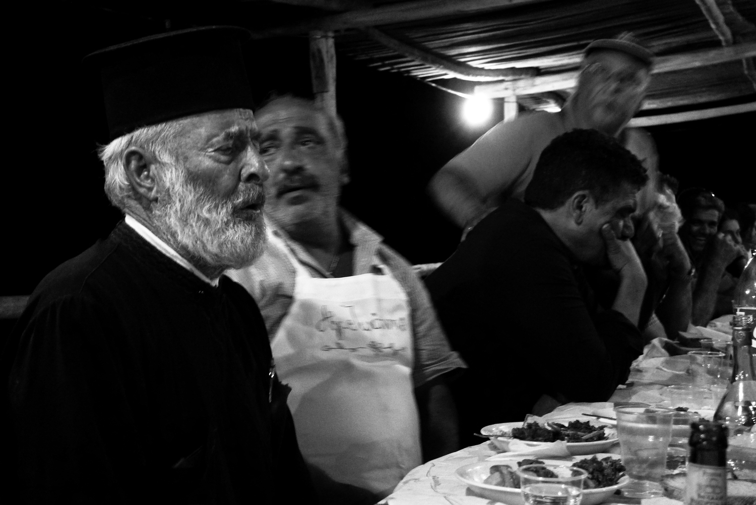 Το πνεύμα των μεγαλοδύναμων μικρών τόπων: Ο παπα-Γιάννης της Ολύμπου ...