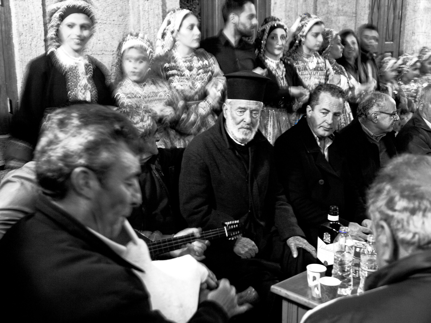 Το πνεύμα των μεγαλοδύναμων μικρών τόπων: Ο παπα-Γιάννης της Ολύμπου ...
