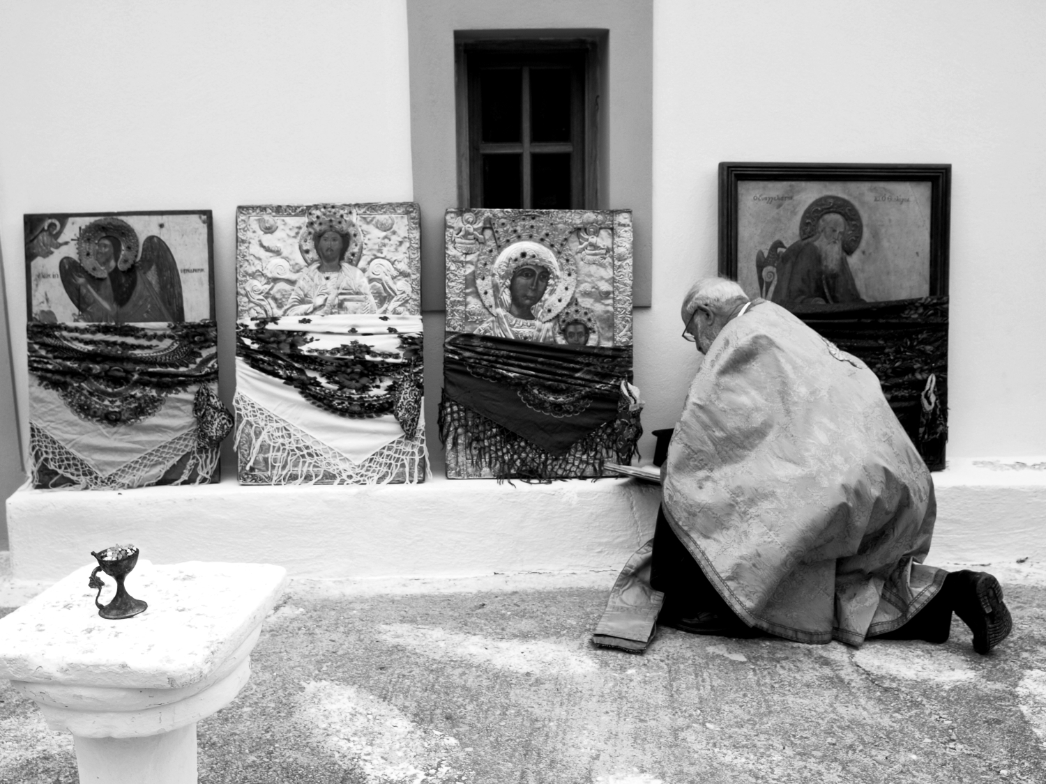 Το πνεύμα των μεγαλοδύναμων μικρών τόπων: Ο παπα-Γιάννης της Ολύμπου ...